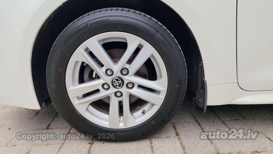 White Toyota Corolla 2019 in Tallinn, with an engine capacity of 1.20 L and mileage of 93 thousand km for 15495 €, photo 16 on AUTOMOTO.COM.LV