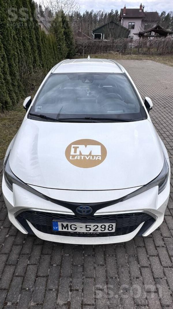 White Toyota Corolla 2019 in Riga, with an engine capacity of 1.80 L and mileage of 318 thousand km for 15000 €, photo 4 on AUTOMOTO.COM.LV