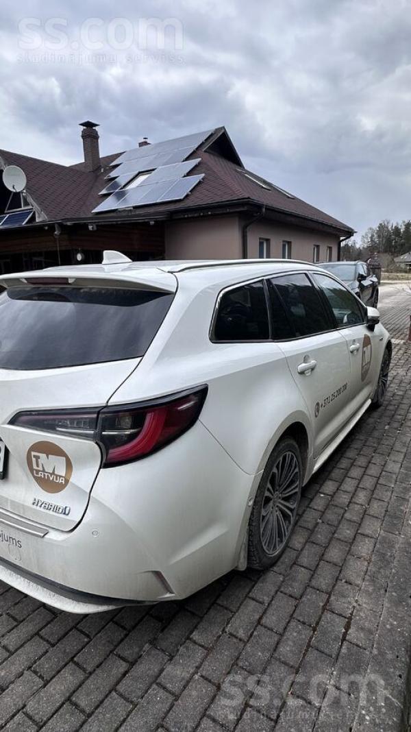 White Toyota Corolla 2019 in Riga, with an engine capacity of 1.80 L and mileage of 318 thousand km for 15000 €, photo 5 on AUTOMOTO.COM.LV