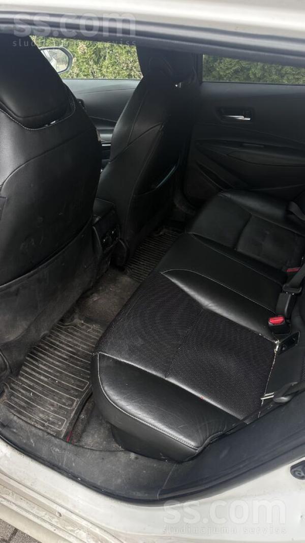 White Toyota Corolla 2019 in Riga, with an engine capacity of 1.80 L and mileage of 318 thousand km for 15000 €, photo 9 on AUTOMOTO.COM.LV