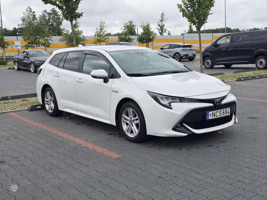 Белый Тойота Королла 2019 в Вильнюс, объемом двигателя 1.80 л и пробегом 396 тыс. км за 10900 €, фото 1 на AUTOMOTO.COM.LV