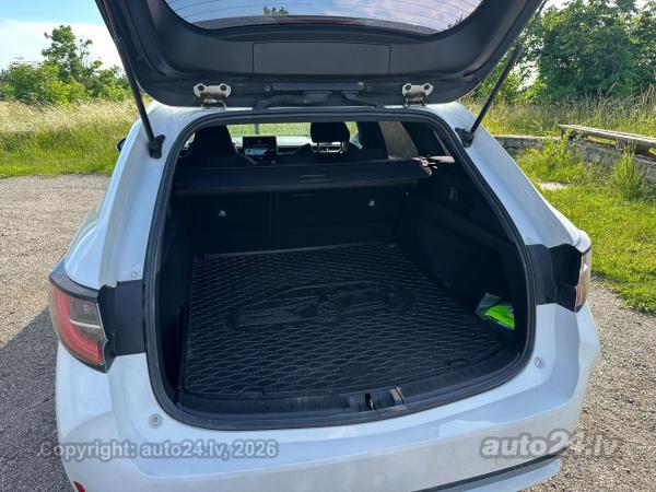 White Toyota Corolla 2019 in Tallinn, with an engine capacity of 1.80 L and mileage of 148 thousand km for 15000 €, photo 5 on AUTOMOTO.COM.LV