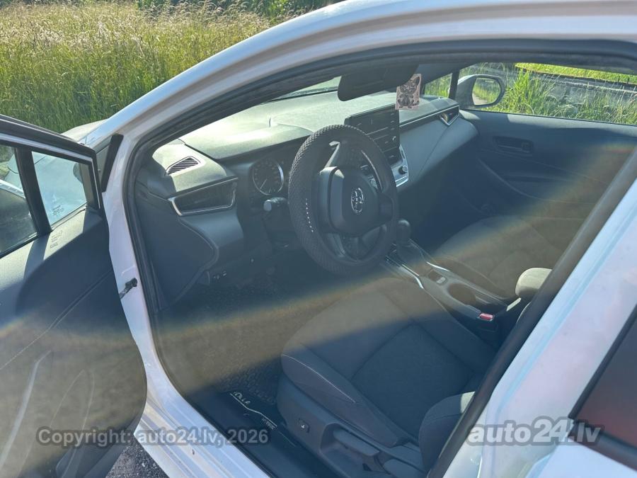 White Toyota Corolla 2019 in Tallinn, with an engine capacity of 1.80 L and mileage of 148 thousand km for 15000 €, photo 12 on AUTOMOTO.COM.LV