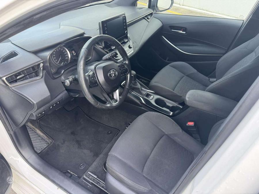 White Toyota Corolla 2019 in Telschi, with an engine capacity of 1.80 L and mileage of 261 thousand km for 11011 €, photo 12 on AUTOMOTO.COM.LV