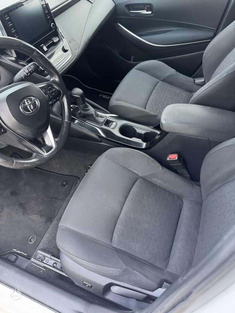 White Toyota Corolla 2019 in Telschi, with an engine capacity of 1.80 L and mileage of 261 thousand km for 11011 €, photo 13 on AUTOMOTO.COM.LV