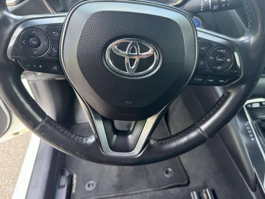 White Toyota Corolla 2019 in Telschi, with an engine capacity of 1.80 L and mileage of 261 thousand km for 11011 €, photo 14 on AUTOMOTO.COM.LV