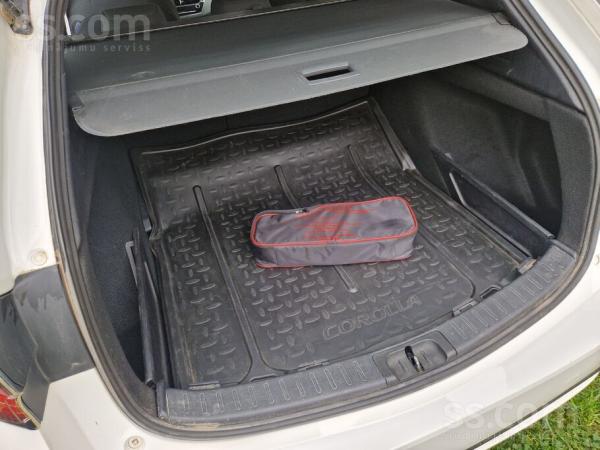 Toyota Corolla 2019 in Cesis on AUTOMOTO.COM.LV White Toyota Corolla 2019 in Cesis, with an engine capacity of 1.20 L and mileage of 97 thousand km for 12000 €, photo 4 on AUTOMOTO.COM.LV
