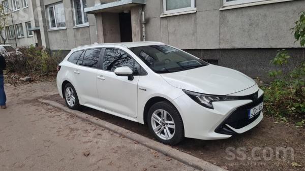 White Toyota Corolla 2019 in Riga, with an engine capacity of 1.80 L and mileage of 178 thousand km for 15100 €, photo 3 on AUTOMOTO.COM.LV