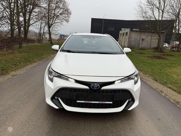 White Toyota Corolla 2020 in Siauliai, with an engine capacity of 1.80 L and mileage of 209 thousand km for 11900 €, photo 2 on AUTOMOTO.COM.LV