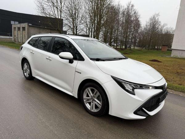 White Toyota Corolla 2020 in Siauliai, with an engine capacity of 1.80 L and mileage of 209 thousand km for 11900 €, photo 3 on AUTOMOTO.COM.LV