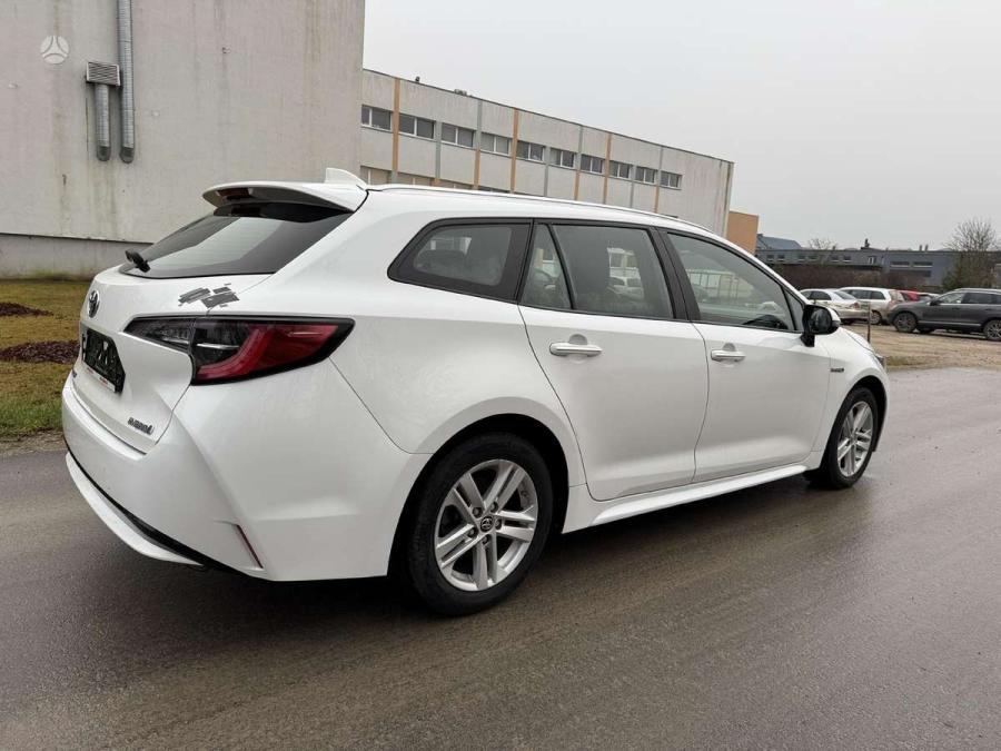 White Toyota Corolla 2020 in Siauliai, with an engine capacity of 1.80 L and mileage of 209 thousand km for 11900 €, photo 5 on AUTOMOTO.COM.LV