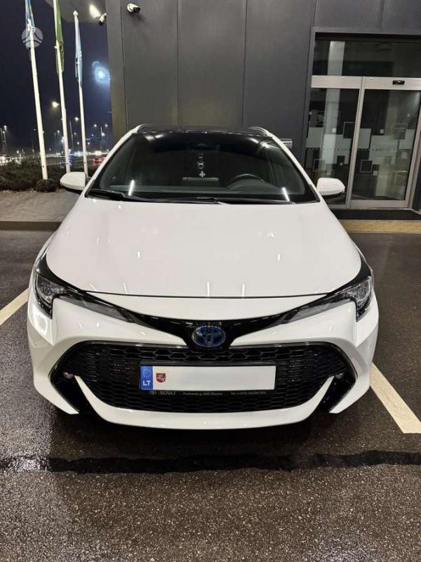 White Toyota Corolla 2020 in Vilnius, with an engine capacity of 1.80 L and mileage of 77 thousand km for 18200 €, photo 3 on AUTOMOTO.COM.LV