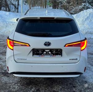 White Toyota Corolla 2020 in Trakai, with an engine capacity of 1.80 L and mileage of 274 thousand km for 10600 €, photo  on AUTOMOTO.COM.LV