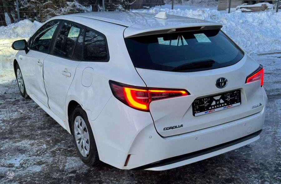 White Toyota Corolla 2020 in Trakai, with an engine capacity of 1.80 L and mileage of 274 thousand km for 10600 €, photo 5 on AUTOMOTO.COM.LV