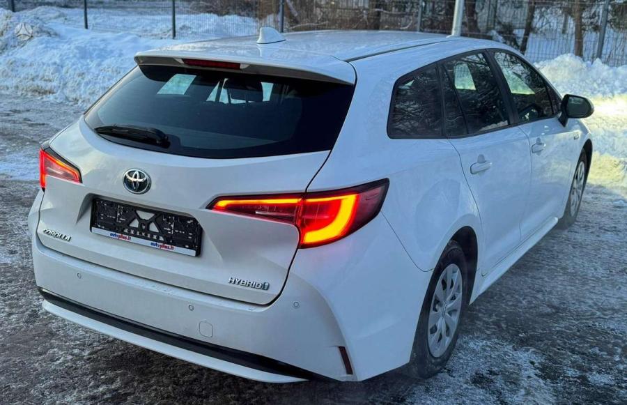 White Toyota Corolla 2020 in Trakai, with an engine capacity of 1.80 L and mileage of 274 thousand km for 10600 €, photo 10 on AUTOMOTO.COM.LV