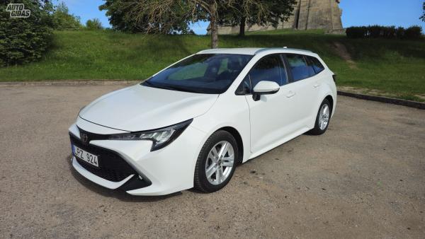 White Toyota Corolla 2020 in Kaunas, with an engine capacity of 1.20 L and mileage of 136 thousand km for 12000 €, photo 1 on AUTOMOTO.COM.LV