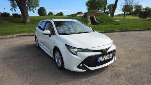 White Toyota Corolla 2020 in Kaunas, with an engine capacity of 1.20 L and mileage of 136 thousand km for 12000 €, photo 3 on AUTOMOTO.COM.LV