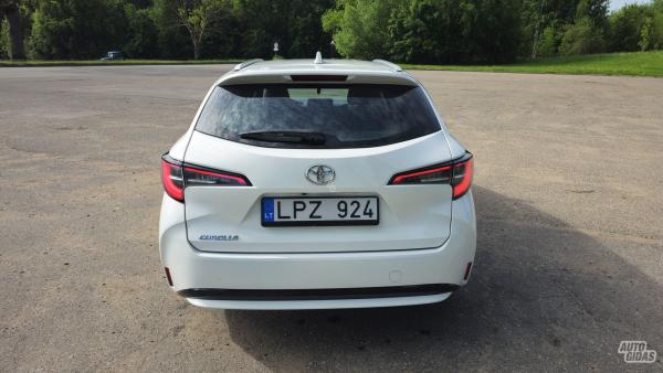 White Toyota Corolla 2020 in Kaunas, with an engine capacity of 1.20 L and mileage of 136 thousand km for 12000 €, photo 6 on AUTOMOTO.COM.LV