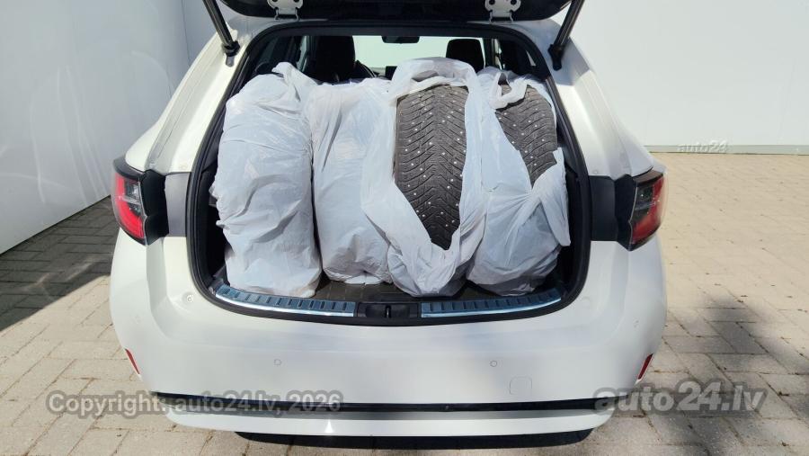 White Toyota Corolla 2020 in Tallinn, with an engine capacity of 1.80 L and mileage of 185 thousand km for 17900 €, photo 20 on AUTOMOTO.COM.LV