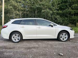 White Toyota Corolla 2020 in Tallinn, with an engine capacity of 1.80 L and mileage of 128 thousand km for 16000 €, photo 4 on AUTOMOTO.COM.LV