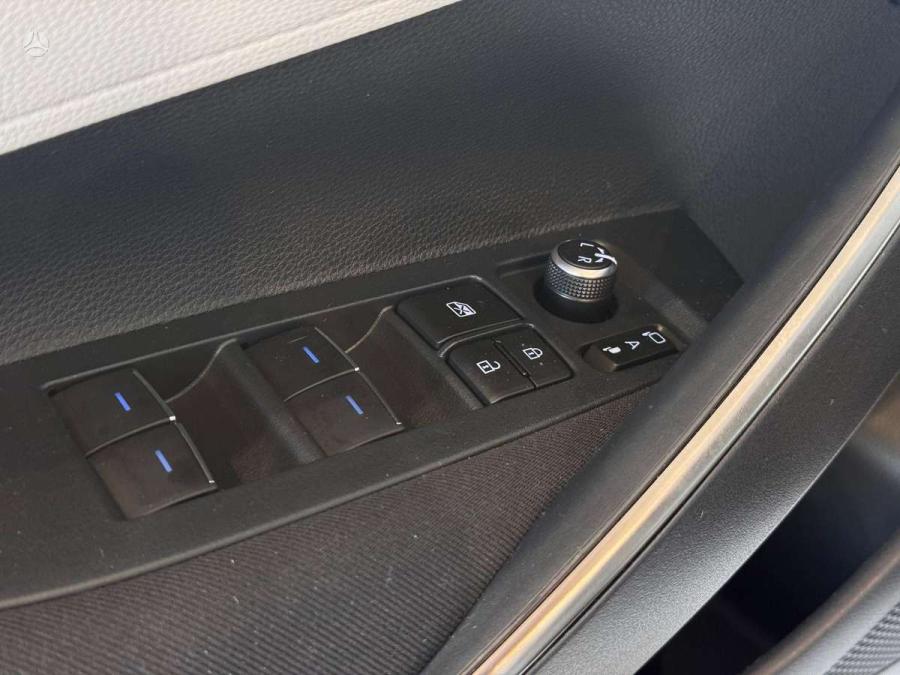 Balts Toyota Corolla 2020 Šauļi, ar dzinēja tilpumu 1.99 L un nobraukumu 71 tūkst. km par 19800 €, foto 13 vietnē AUTOMOTO.COM.LV