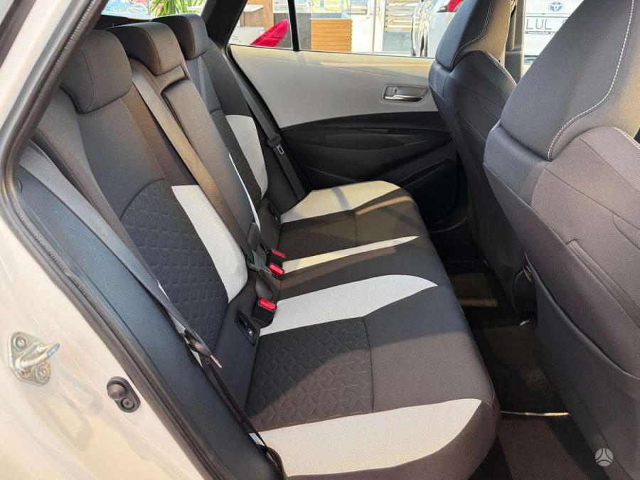 Balts Toyota Corolla 2020 Šauļi, ar dzinēja tilpumu 1.99 L un nobraukumu 71 tūkst. km par 19800 €, foto 28 vietnē AUTOMOTO.COM.LV