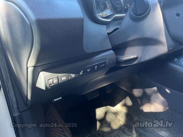 White Toyota Corolla 2020 in Tallinn, with an engine capacity of 1.80 L and mileage of 225 thousand km for 12900 €, photo 9 on AUTOMOTO.COM.LV