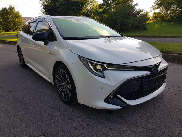 White Toyota Corolla 2020 in Siauliai, with an engine capacity of 1.80 L and mileage of 116 thousand km for 17400 €, photo 3 on AUTOMOTO.COM.LV