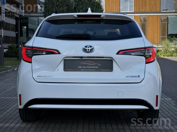 White Toyota Corolla 2020 in Riga, with an engine capacity of 1.80 L and mileage of 162 thousand km for 15990 €, photo 4 on AUTOMOTO.COM.LV