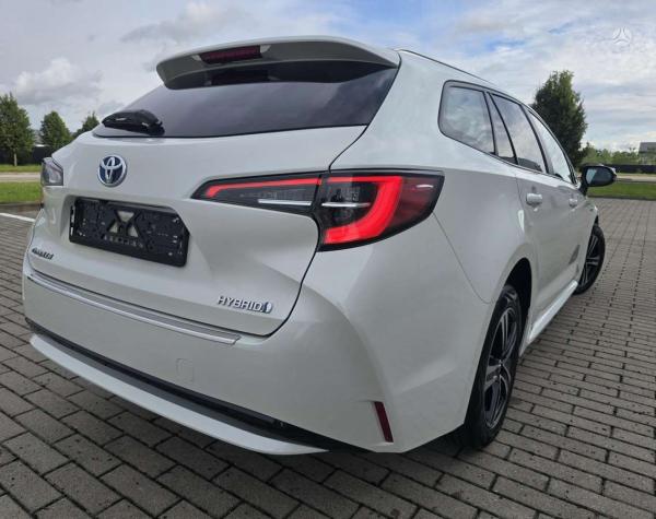 White Toyota Corolla 2020 in Panevezys, with an engine capacity of 1.80 L and mileage of 330 thousand km for 10999 €, photo 2 on AUTOMOTO.COM.LV