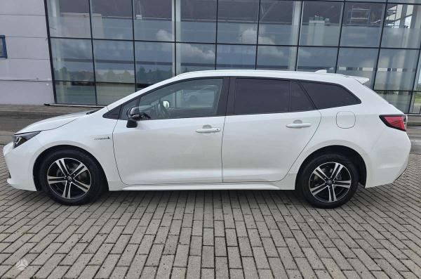 White Toyota Corolla 2020 in Panevezys, with an engine capacity of 1.80 L and mileage of 330 thousand km for 10999 €, photo 3 on AUTOMOTO.COM.LV
