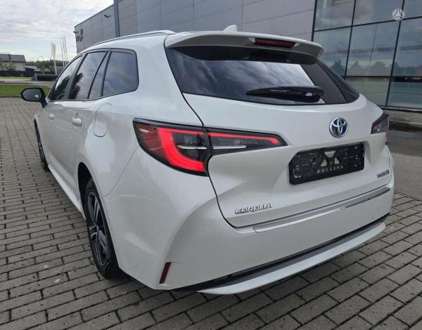 White Toyota Corolla 2020 in Panevezys, with an engine capacity of 1.80 L and mileage of 330 thousand km for 10999 €, photo 4 on AUTOMOTO.COM.LV