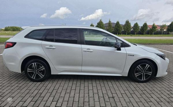 White Toyota Corolla 2020 in Panevezys, with an engine capacity of 1.80 L and mileage of 330 thousand km for 10999 €, photo 7 on AUTOMOTO.COM.LV