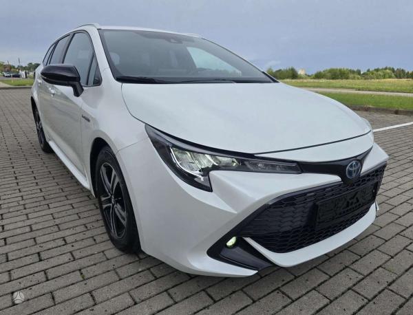 White Toyota Corolla 2020 in Panevezys, with an engine capacity of 1.80 L and mileage of 330 thousand km for 10999 €, photo 8 on AUTOMOTO.COM.LV