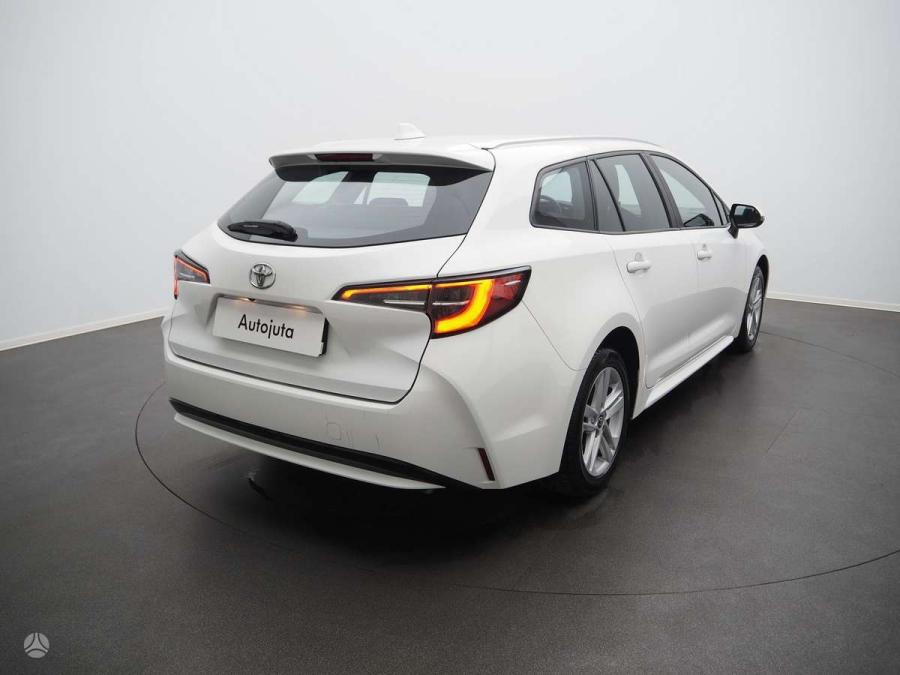 White Toyota Corolla 2020 in Vilnius, with an engine capacity of 1.20 L and mileage of 159 thousand km for 12500 €, photo 5 on AUTOMOTO.COM.LV