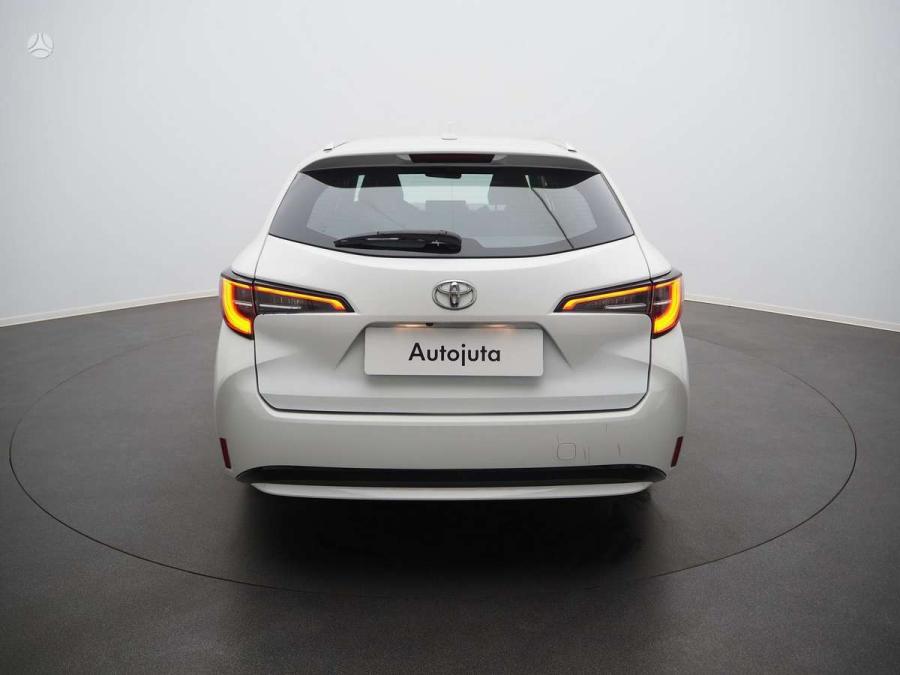 White Toyota Corolla 2020 in Vilnius, with an engine capacity of 1.20 L and mileage of 159 thousand km for 12500 €, photo 6 on AUTOMOTO.COM.LV