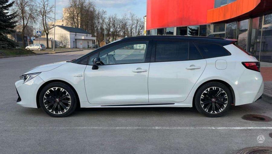 White Toyota Corolla 2021 in Siauliai, with an engine capacity of 1.80 L and mileage of 165 thousand km for 16300 €, photo 3 on AUTOMOTO.COM.LV