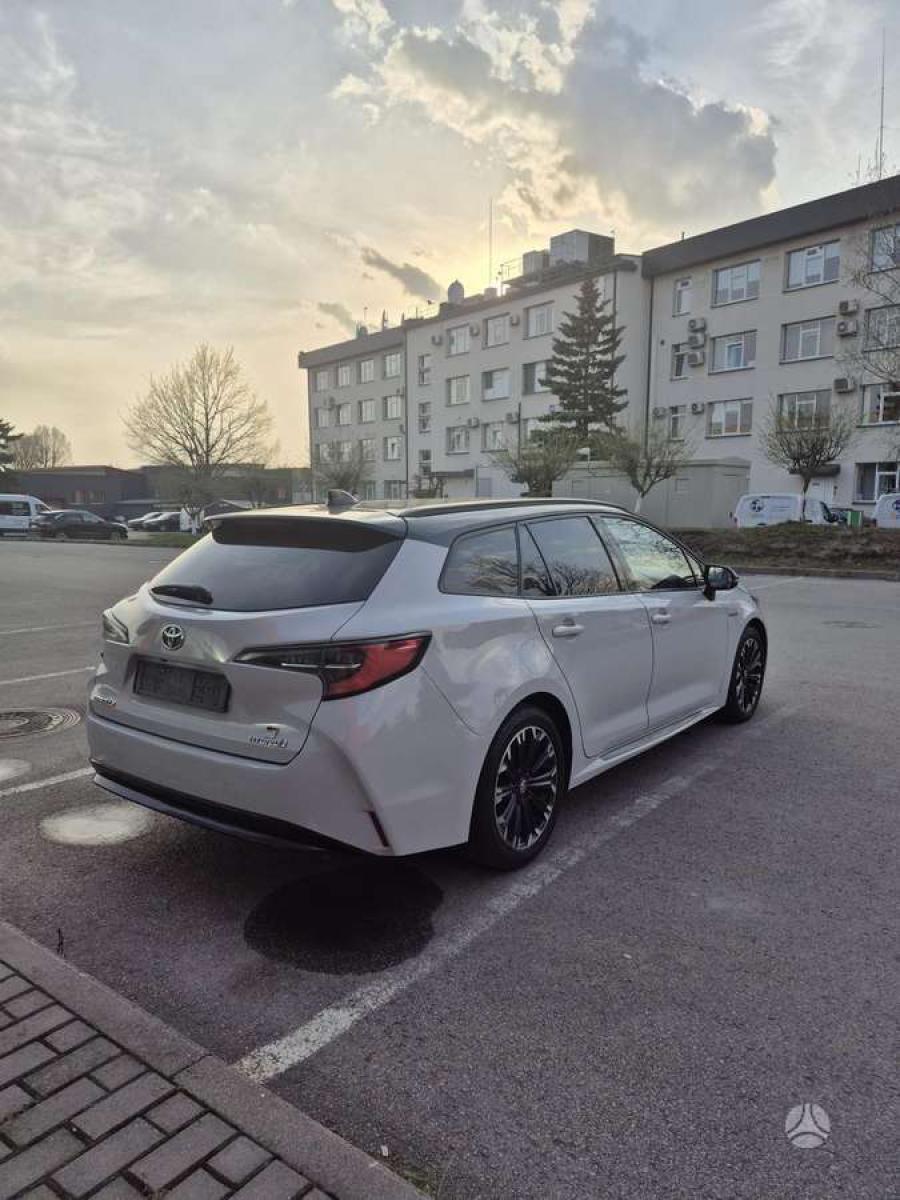 White Toyota Corolla 2021 in Siauliai, with an engine capacity of 1.80 L and mileage of 165 thousand km for 16300 €, photo 6 on AUTOMOTO.COM.LV