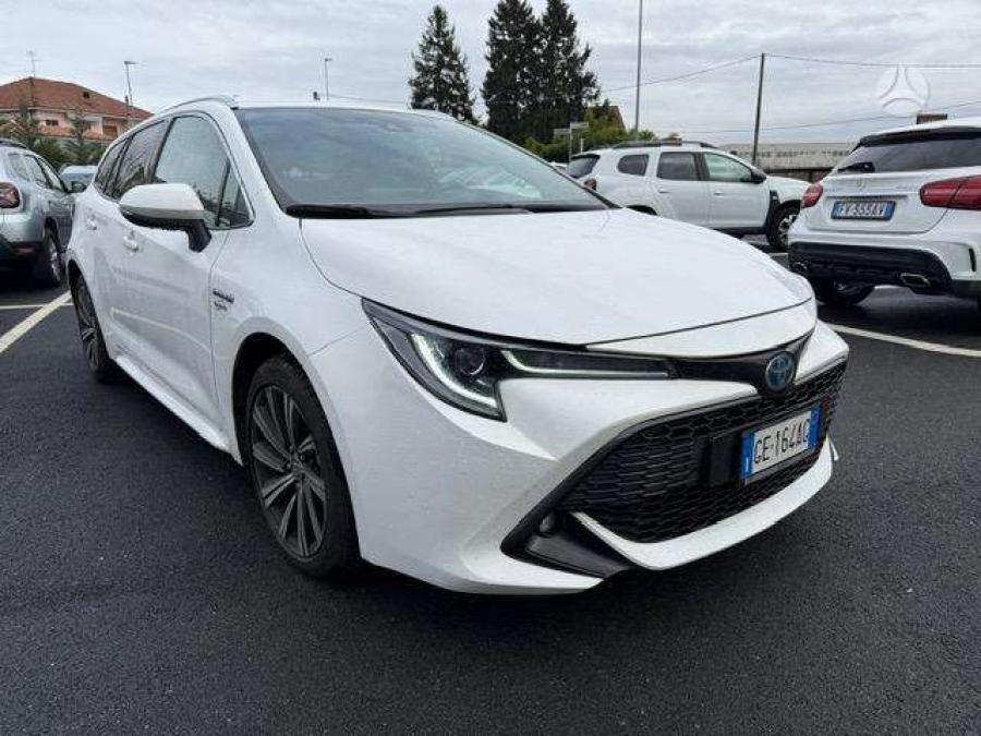 White Toyota Corolla 2021 in Siauliai, with an engine capacity of 1.80 L and mileage of 88 thousand km for 16900 €, photo 1 on AUTOMOTO.COM.LV