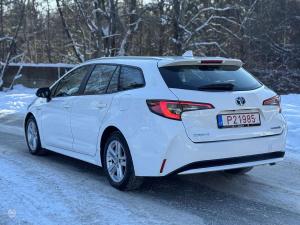 White Toyota Corolla 2021 in Vilnius, with an engine capacity of 1.80 L and mileage of 280 thousand km for 12500 €, photo 4 on AUTOMOTO.COM.LV