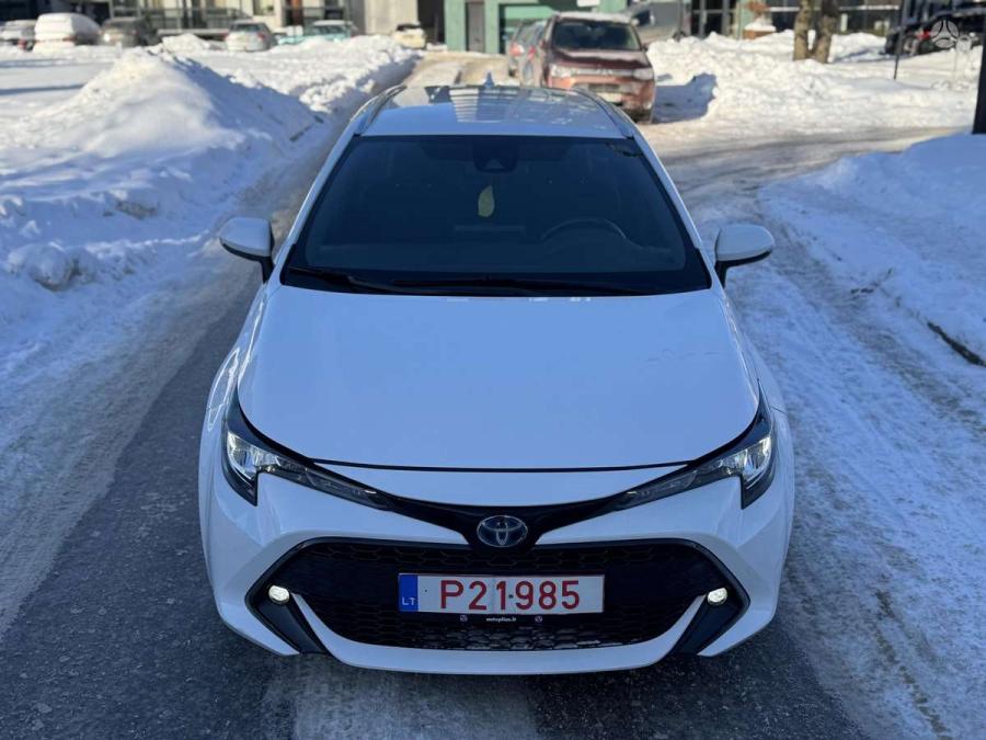 White Toyota Corolla 2021 in Vilnius, with an engine capacity of 1.80 L and mileage of 280 thousand km for 12500 €, photo 5 on AUTOMOTO.COM.LV