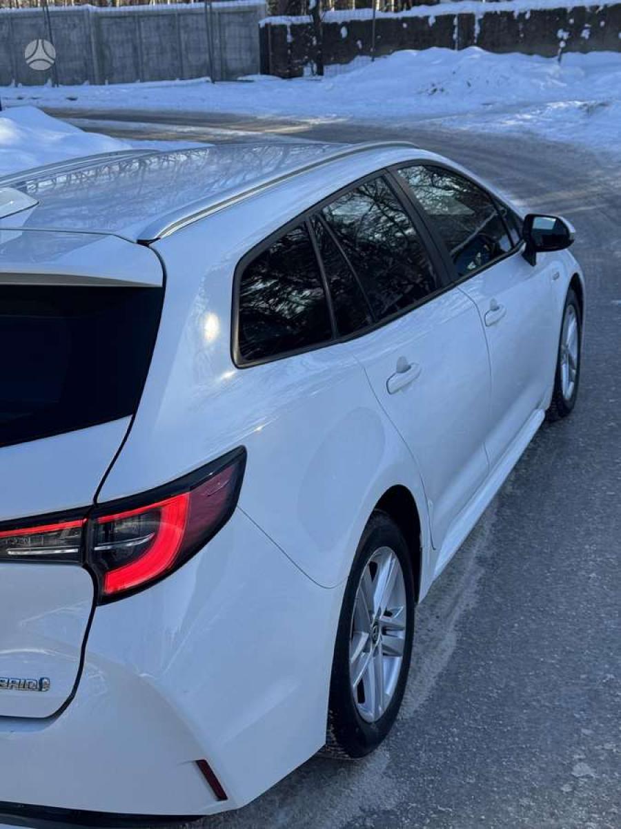 White Toyota Corolla 2021 in Vilnius, with an engine capacity of 1.80 L and mileage of 280 thousand km for 12500 €, photo 7 on AUTOMOTO.COM.LV