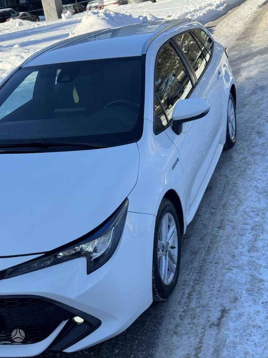 White Toyota Corolla 2021 in Vilnius, with an engine capacity of 1.80 L and mileage of 280 thousand km for 12500 €, photo 8 on AUTOMOTO.COM.LV