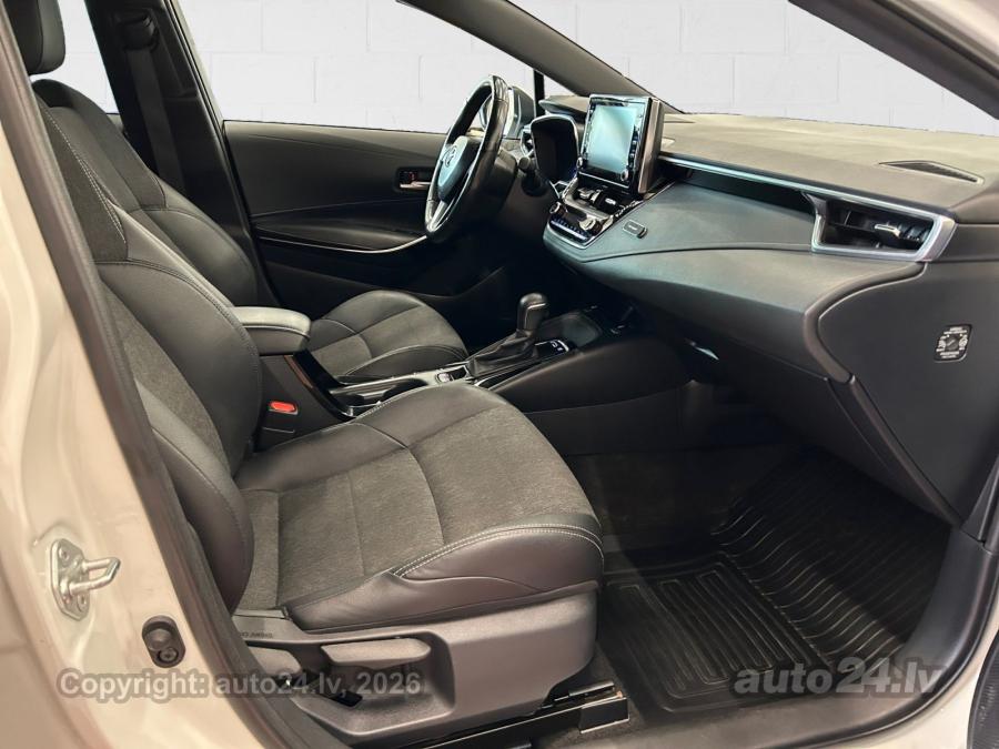 White Toyota Corolla 2021 in Parnu, with an engine capacity of 1.80 L and mileage of 98 thousand km for 18490 €, photo 7 on AUTOMOTO.COM.LV