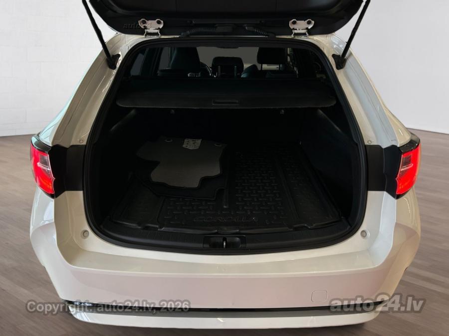 White Toyota Corolla 2021 in Parnu, with an engine capacity of 1.80 L and mileage of 98 thousand km for 18490 €, photo 12 on AUTOMOTO.COM.LV
