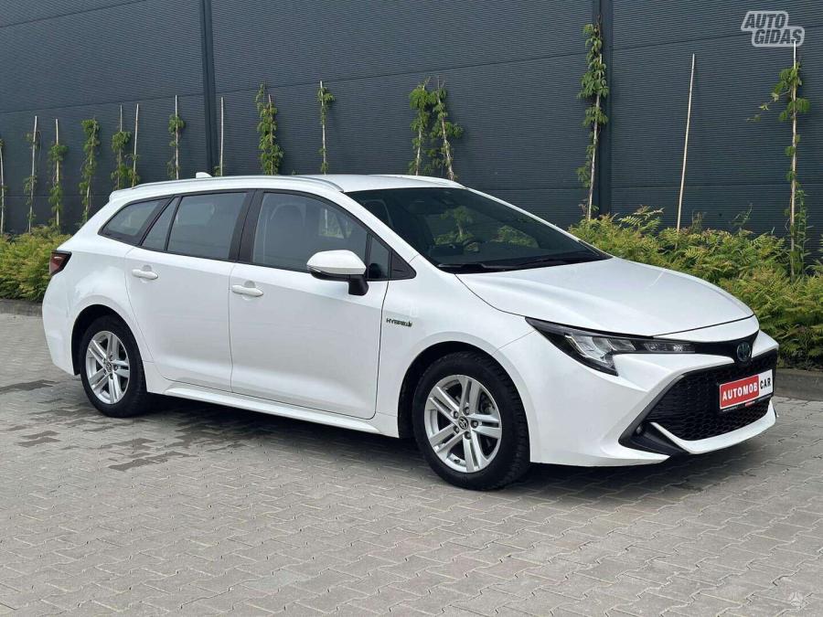 White Toyota Corolla 2021 in Vilnius, with an engine capacity of 1.80 L and mileage of 225 thousand km for 15250 €, photo 1 on AUTOMOTO.COM.LV