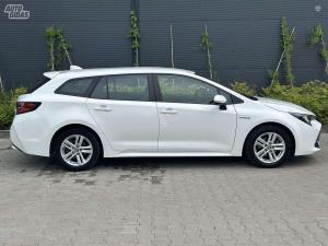 White Toyota Corolla 2021 in Vilnius, with an engine capacity of 1.80 L and mileage of 225 thousand km for 15250 €, photo 5 on AUTOMOTO.COM.LV