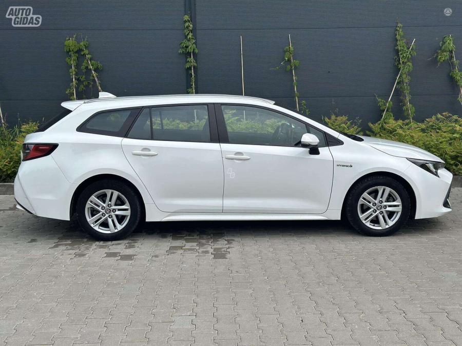White Toyota Corolla 2021 in Vilnius, with an engine capacity of 1.80 L and mileage of 225 thousand km for 15250 €, photo 5 on AUTOMOTO.COM.LV