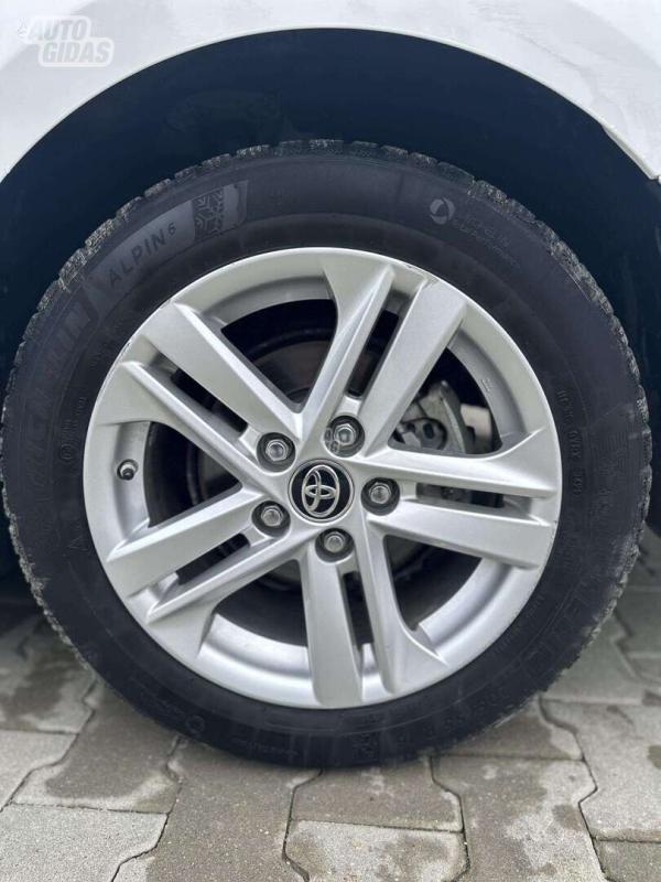 White Toyota Corolla 2021 in Vilnius, with an engine capacity of 1.80 L and mileage of 225 thousand km for 15250 €, photo 9 on AUTOMOTO.COM.LV