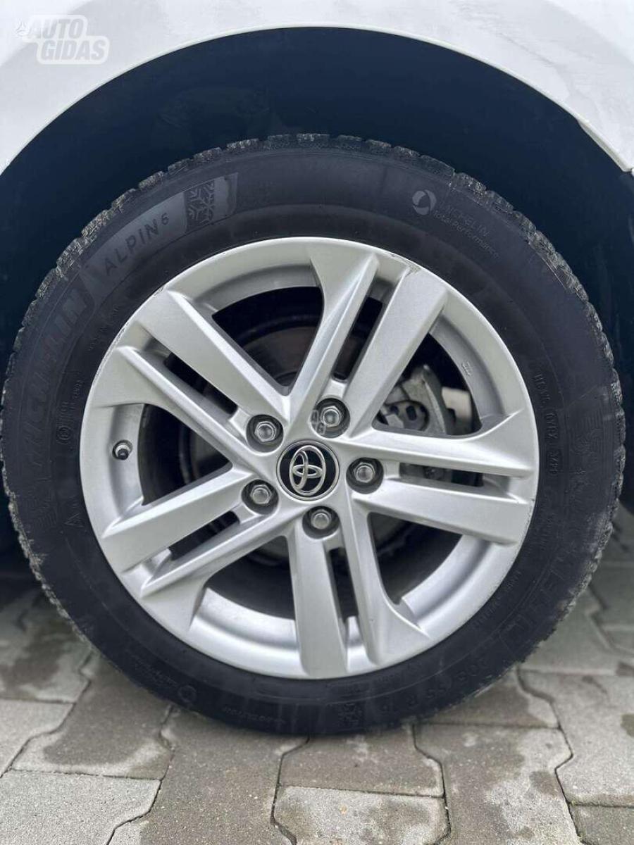 White Toyota Corolla 2021 in Vilnius, with an engine capacity of 1.80 L and mileage of 225 thousand km for 15250 €, photo 10 on AUTOMOTO.COM.LV